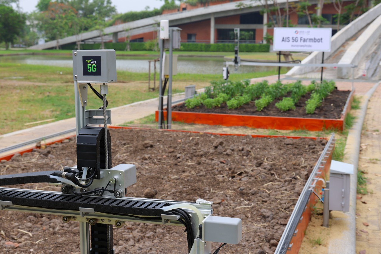 AIS สานต่อความร่วมมือกับ SDG Lab ม.ธรรมศาสตร์ นำ 5G พัฒนา AIS 5G Farmbot หุ่นยนต์เกษตรอัจฉริยะ ...